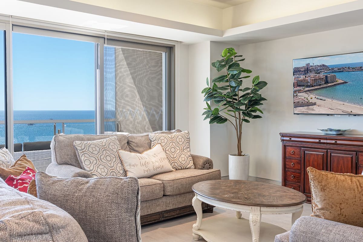 Apartamento em Condomínio Fechado, várias camas, varanda (Sonoran Star One 1207) | Sala de estar | Televisor de ecrã plano de 42 polegadas com canais digitais