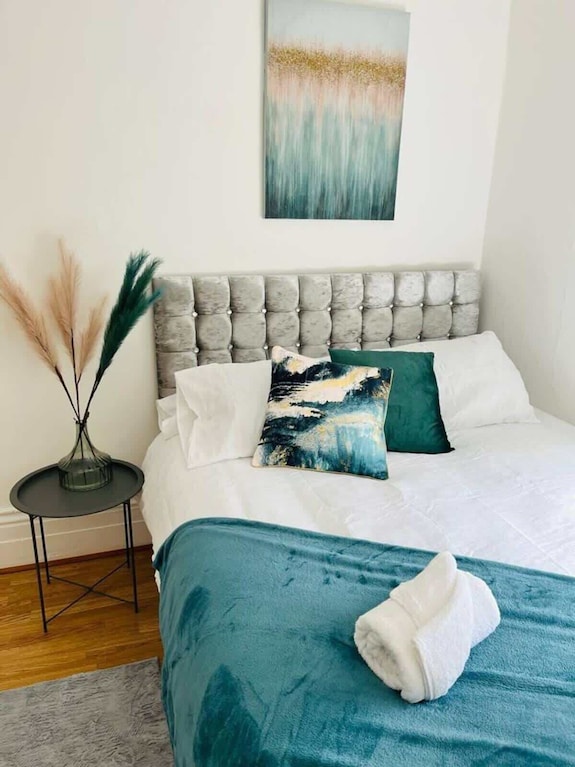 Portsmouth Getaway: Free Parking & King Bed - Portsmouth