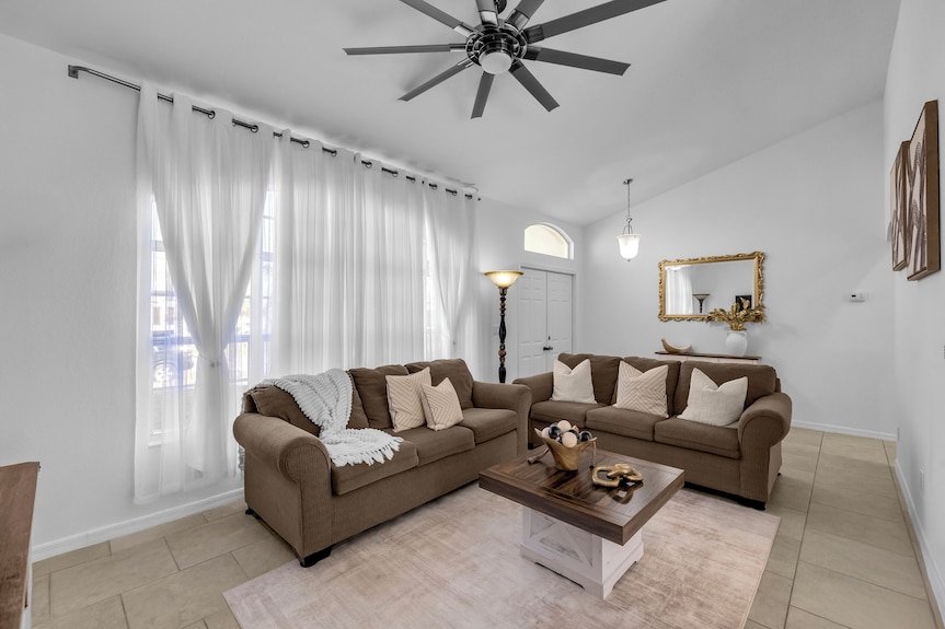 Luxury 4 Bedroom House With A Private, Pool With Spa. Your Perfect Escape Awaits - Cape Coral, FL
