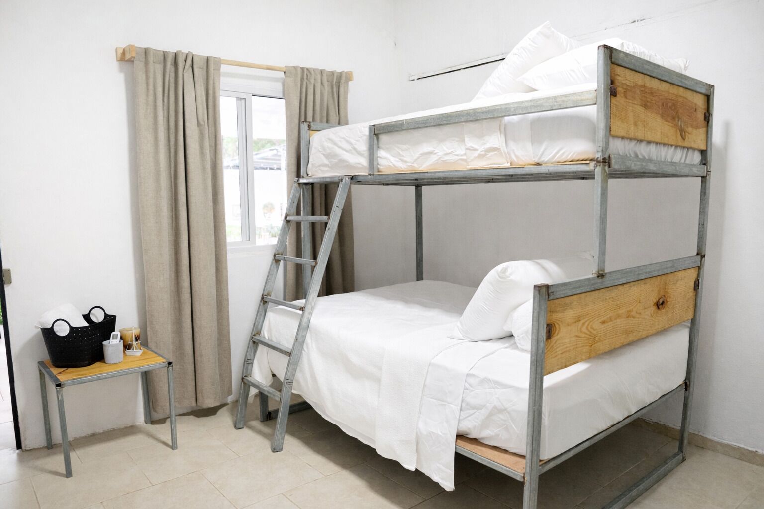Quarto triplo básico, várias camas | Roupas de cama premium, edredons de pluma, camas Tempur-Pedic