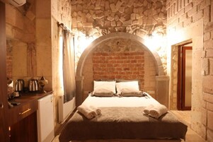 Quarto Familiar, varanda, Vista para a cidade | Quartos insonorizados, ferro/tábua de engomar, Wi-fi grátis 