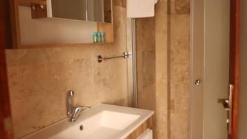 Suite Deluxe, varanda, Vista para a cidade | Casa de banho | Chinelos