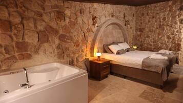 Suite Deluxe, varanda, Vista para a cidade | Quartos insonorizados, ferro/tábua de engomar, Wi-fi grátis