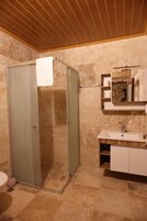 Quarto Familiar, varanda, Vista para a cidade | Casa de banho | Chinelos 