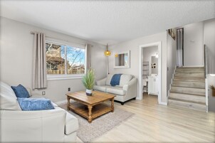 Casa, várias camas, cozinha, vista para o jardim | Área de estar