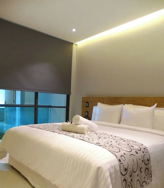Comfy King Room In Vibrant Area Steps From Culture, Dining & Urban Adventures - Cancún