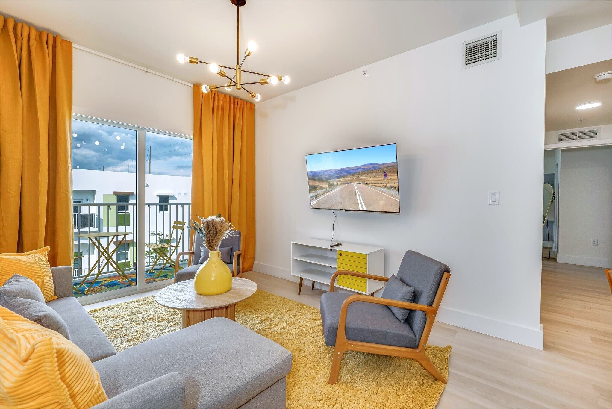 Coastal 2br-2ba Oasis 5-min Drive To Beach Free Parking Ev Charger - North Miami, FL