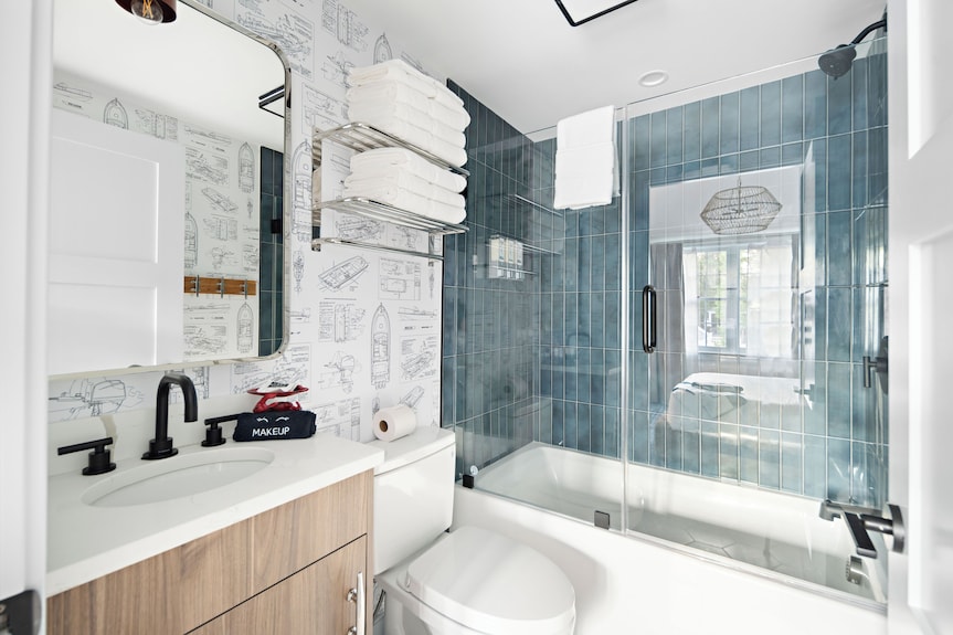 New Boutique Queen Escape L Downtown L Backyard - Salisbury, MA