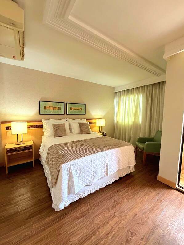 Quarto Premium, lanai (alpendre havaiano), Vista para a cidade | Cofre no quarto, cortinas/cortinados opacos, ferro/tábua de engomar