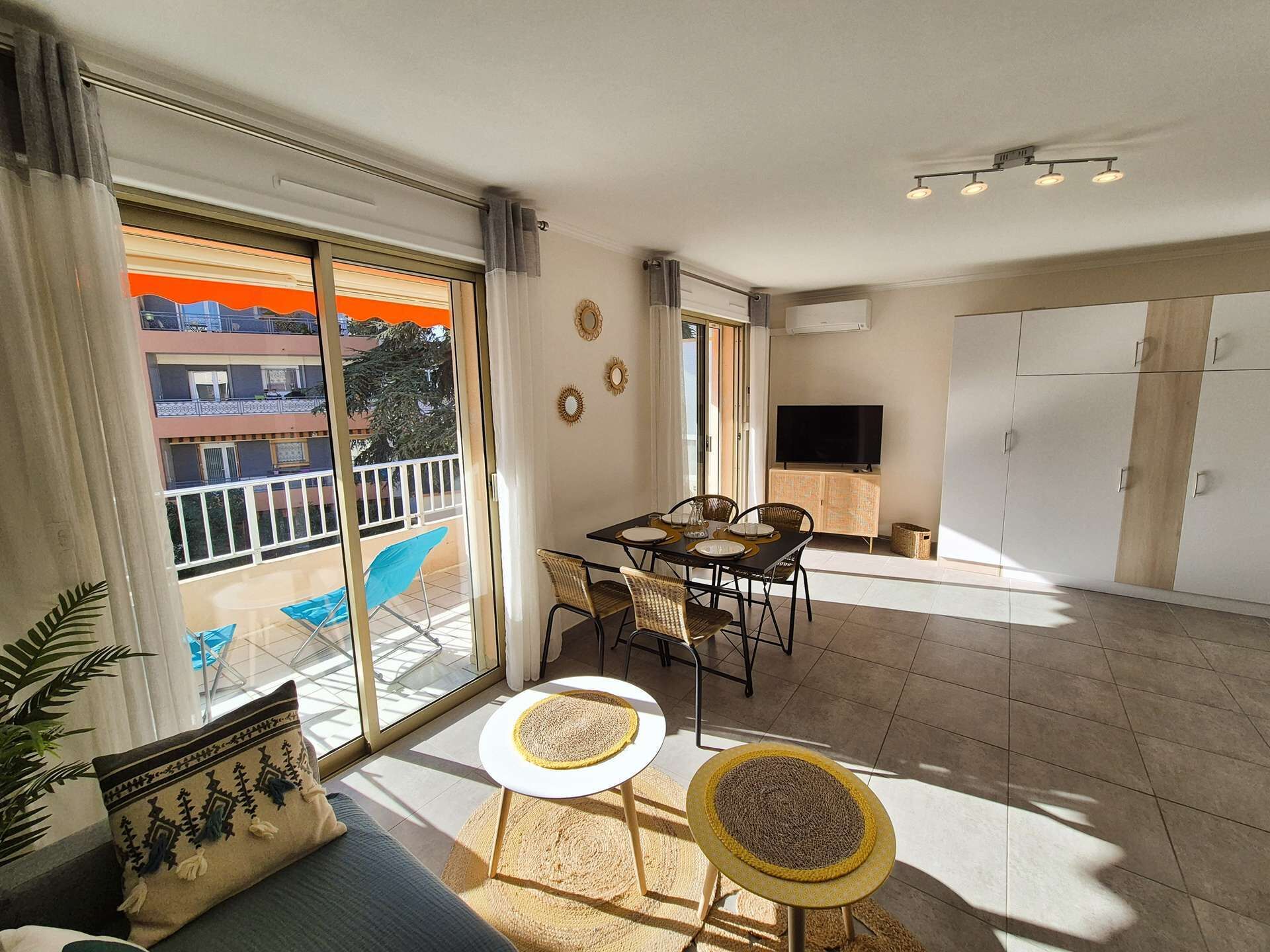 Studio  Air Conditioning  Et  Parking, All On Foot - Sanary-sur-Mer