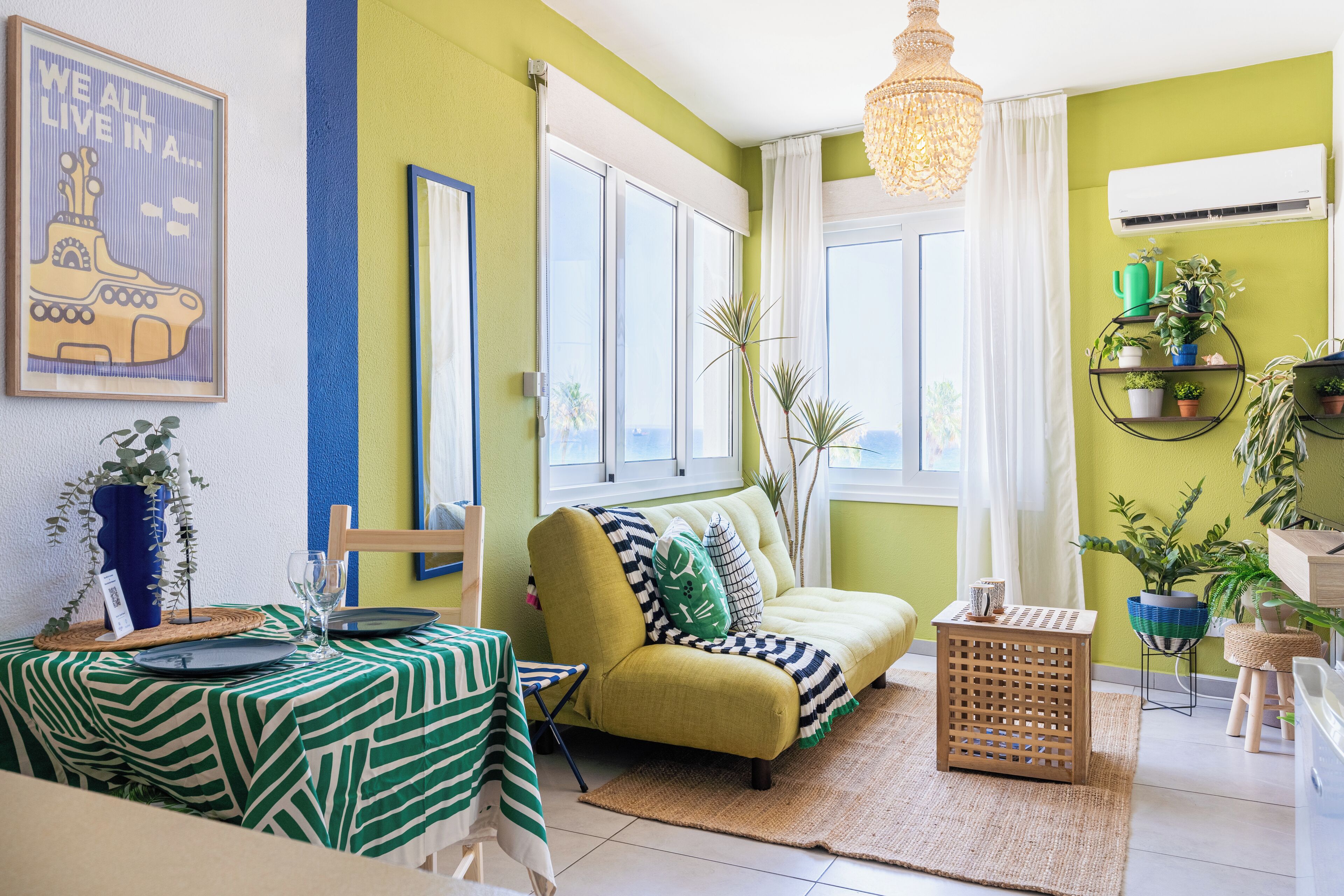 Apartamento conforto, 1 cama de casal e sofá-cama, cozinha americana, vista para o mar | Área de estar | Smart TV, Netflix, livros, serviços de streaming