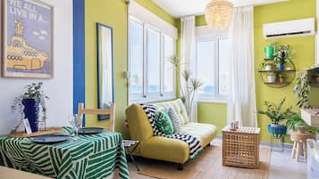 Apartamento conforto, 1 cama de casal e sofá-cama, cozinha americana, vista para o mar | Área de estar | Smart TV, Netflix, livros, serviços de streaming
