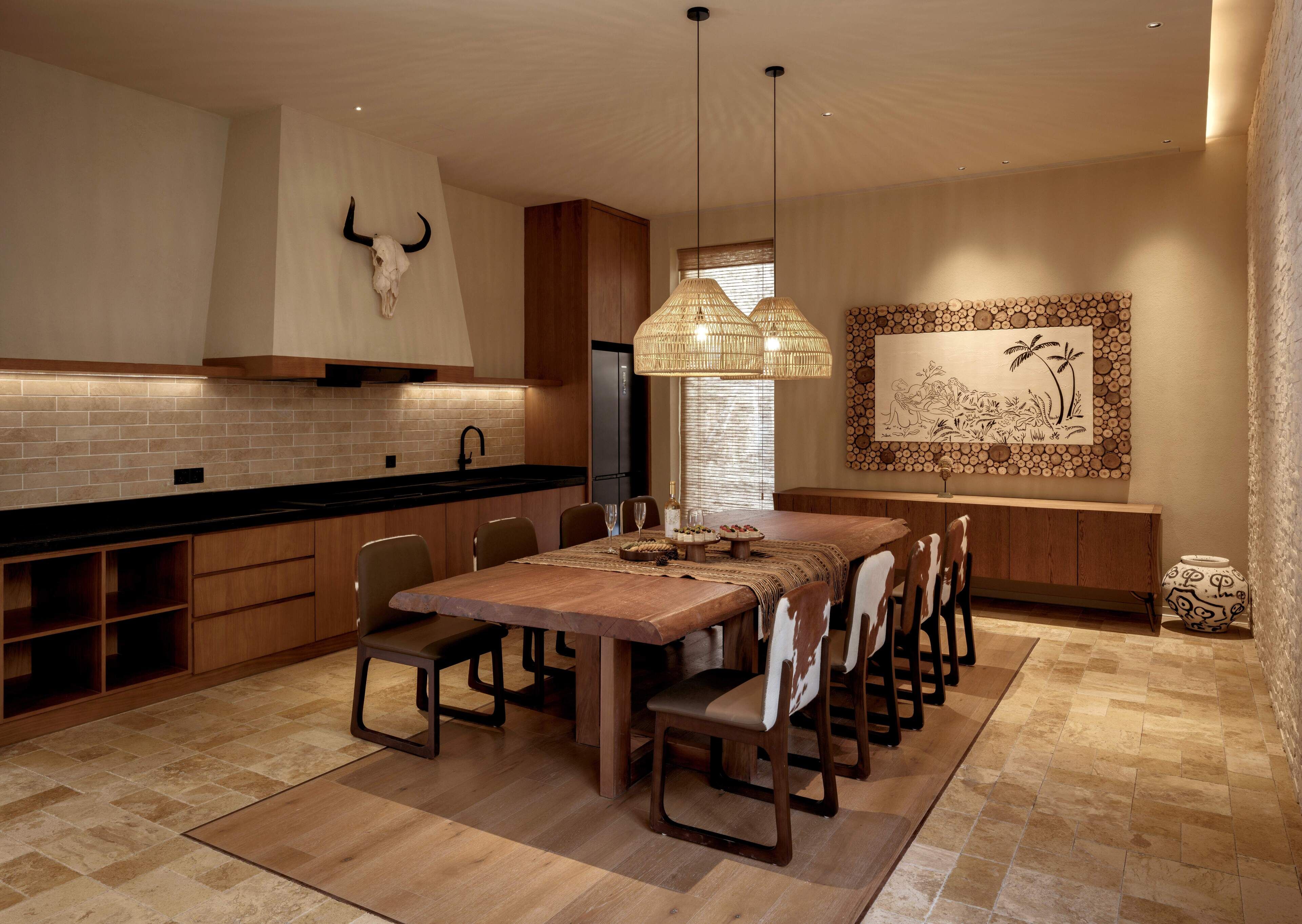 Uma cozinha moderna com uma mesa de jantar de madeira, cadeiras e um lustre.