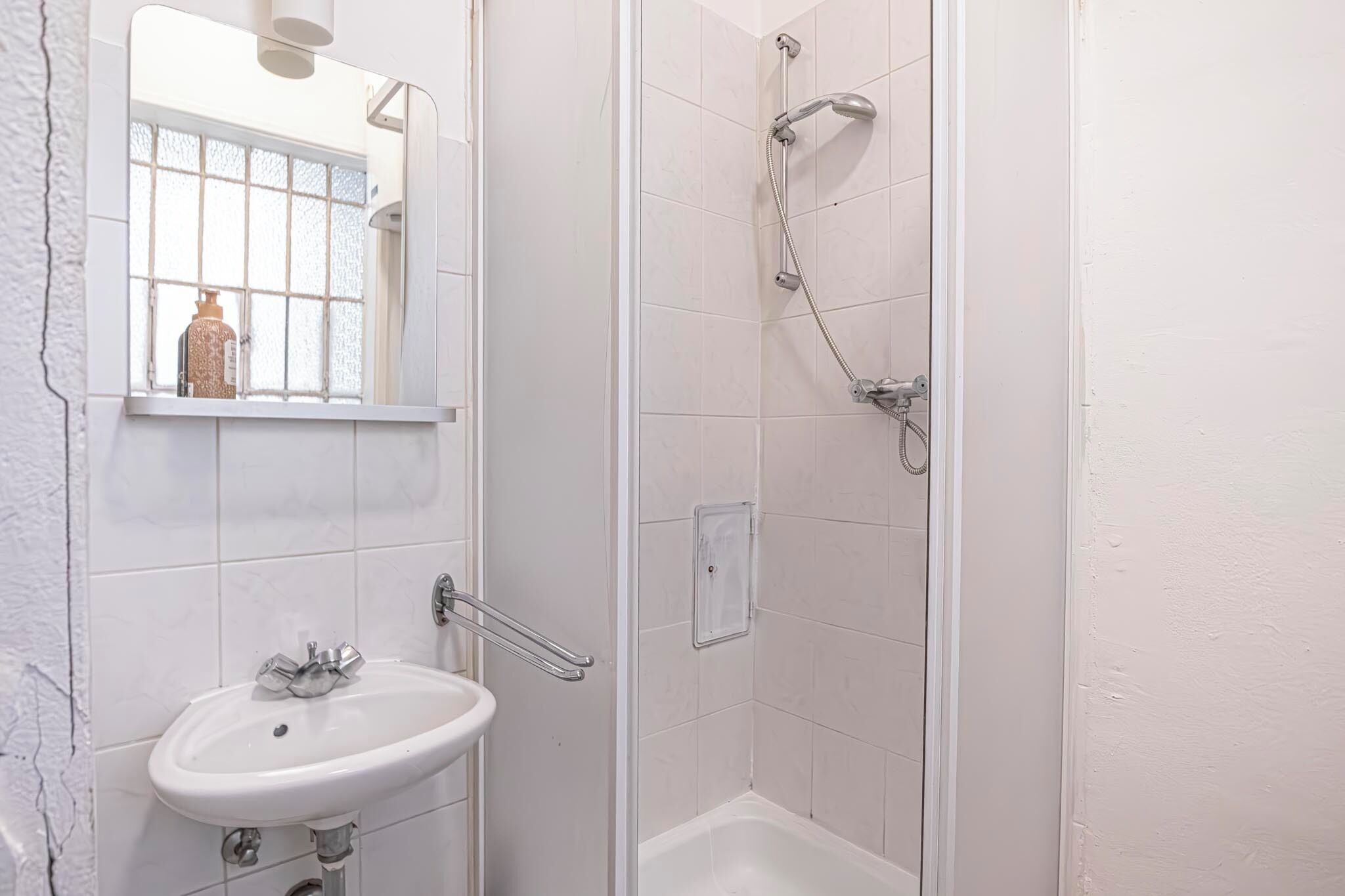 Apartamento básico | Banheiro | Chuveiro, produtos de toalete grátis, secador de cabelo 