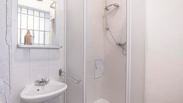 Apartamento básico | Banheiro | Chuveiro, produtos de toalete grátis, secador de cabelo