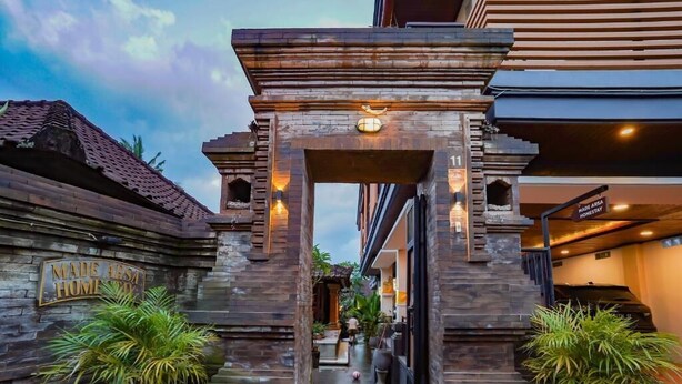 Um arco de pedra que dá acesso a um edifício com uma placa que diz 'MADE IN SPA HOME'.