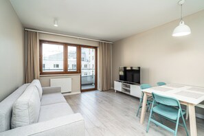 Apartamento, varanda | Sala | TV de ecrã plano 