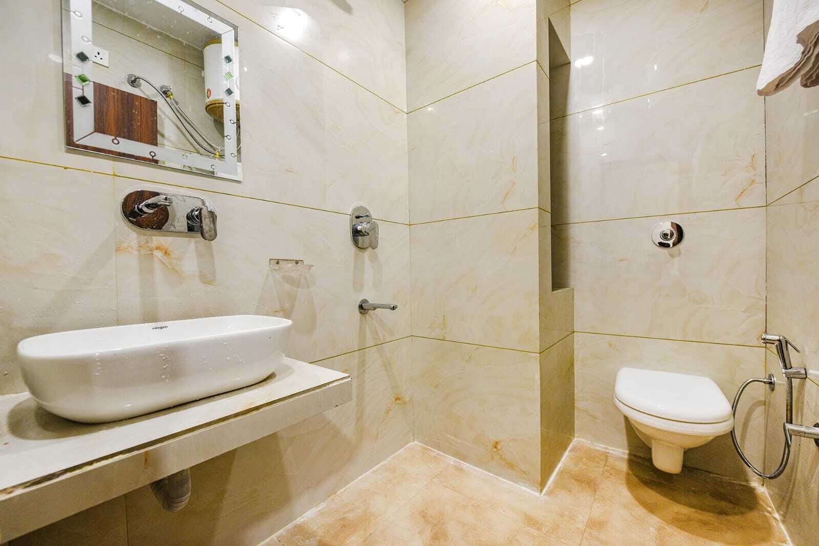 Quarto Duplo Deluxe, ar condicionado, Vista para a cidade | Casa de banho | Toalhas fornecidas 