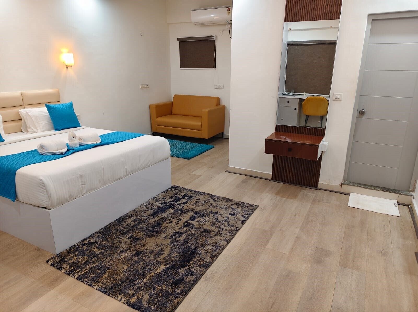 Quarto casal luxo | Roupas de cama premium, edredons de pluma, escrivaninha
