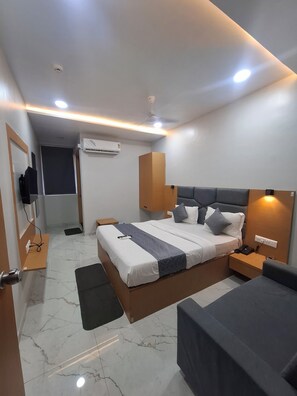 Quarto Duplo Deluxe, Vista para a cidade | Secretária, secretária adequada para computadores portáteis 