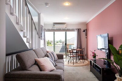 Snug 2-bed Townhouse Near Bustling Shops