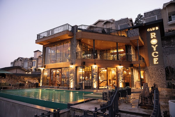 Elivaas Prive The Royce Lilly Luxe 4 Bhk - Kasauli