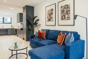Apartamento, 1 quarto, sacada | Área de estar | TV de tela plana