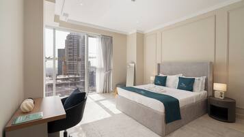 Apartamento Deluxe, Vista para a cidade | Cofre no quarto, secretária