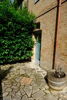 Quarto conforto, varanda, vista para o jardim | Detalhe da fachada