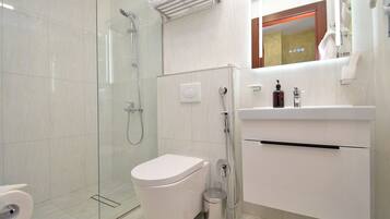 Quarto Duplo Deluxe, Vista para a cidade | Casa de banho | Uma banheira, artigos de higiene pessoal grátis, um secador de cabelo