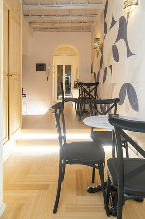 Apartamento luxo, vista para a cidade | Opções para refeição