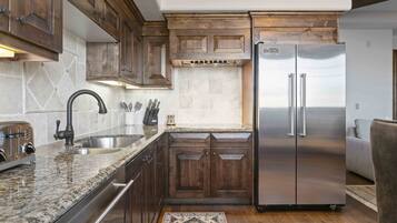 Apartamento em Condomínio Fechado, 1 quarto | Cozinha privada | Um frigorífico, um forno, uma cafeteira/bule, uma torradeira