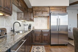 Condo, 1 quarto | Cozinha privada | Geladeira, fogão, cafeteira/chaleira, torradeira