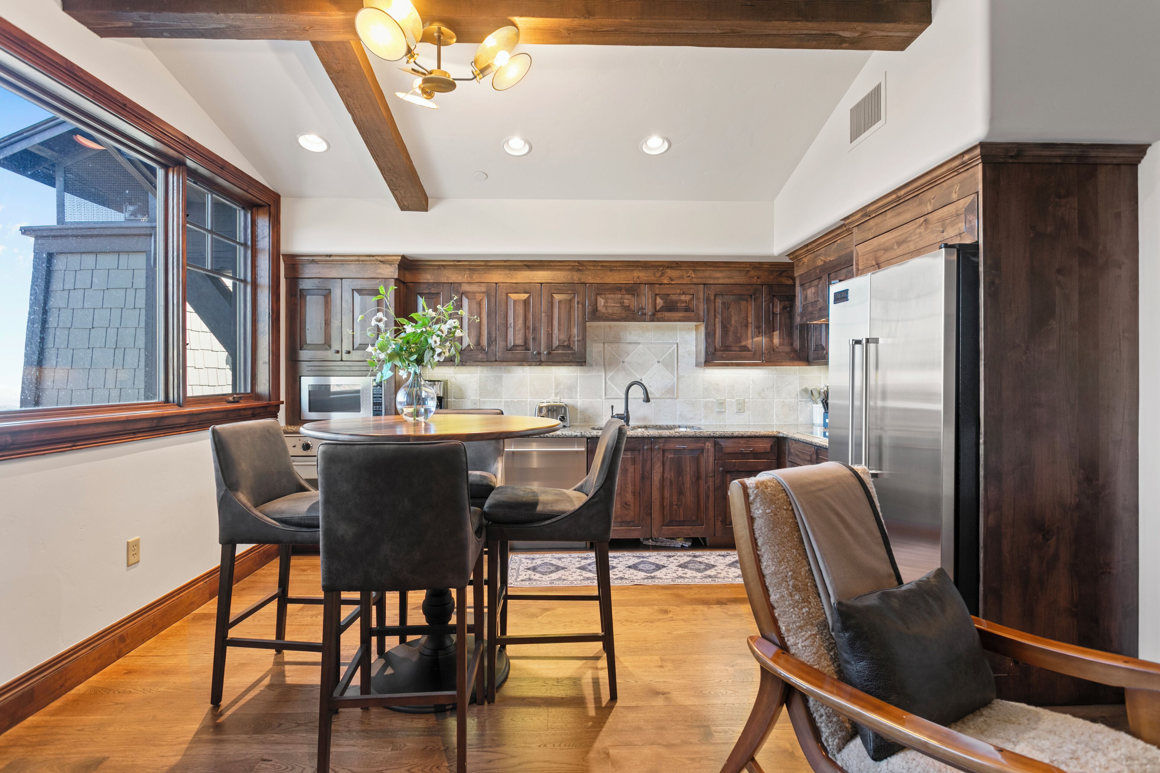 Apartamento em Condomínio Fechado, 1 quarto | Cozinha privada | Um frigorífico, um forno, uma cafeteira/bule, uma torradeira 