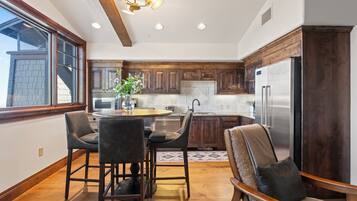 Apartamento em Condomínio Fechado, 1 quarto | Cozinha privada | Um frigorífico, um forno, uma cafeteira/bule, uma torradeira