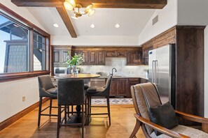 Condo, 1 quarto | Cozinha privada | Geladeira, fogão, cafeteira/chaleira, torradeira