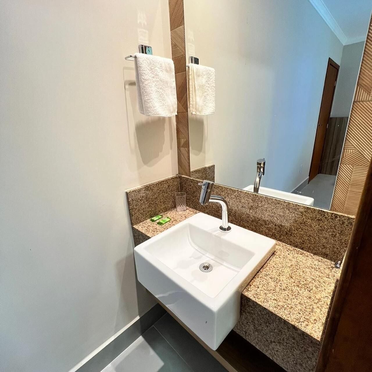 Quarto Duplo, lanai (alpendre havaiano), vista para a lagoa | Casa de banho | Toalhas fornecidas, sabão, papel higiénico 