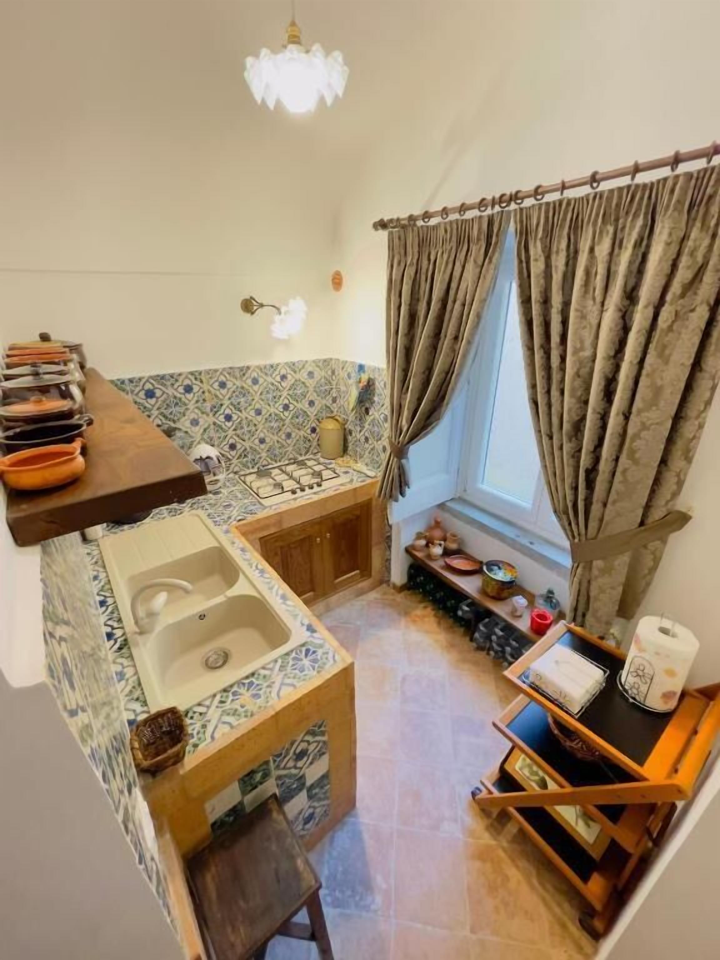 Quarto Duplo Superior, vista para o jardim | Cozinha privada