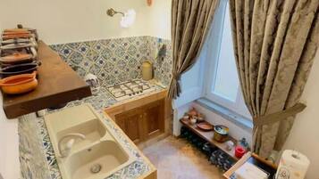 Quarto Duplo Superior, vista para o jardim | Cozinha privada