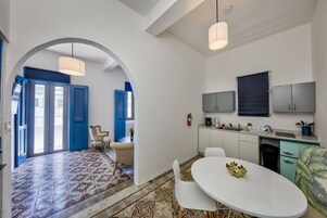 Apartamento família | Cozinha privada | Frigobar, cooktop, cafeteira/chaleira