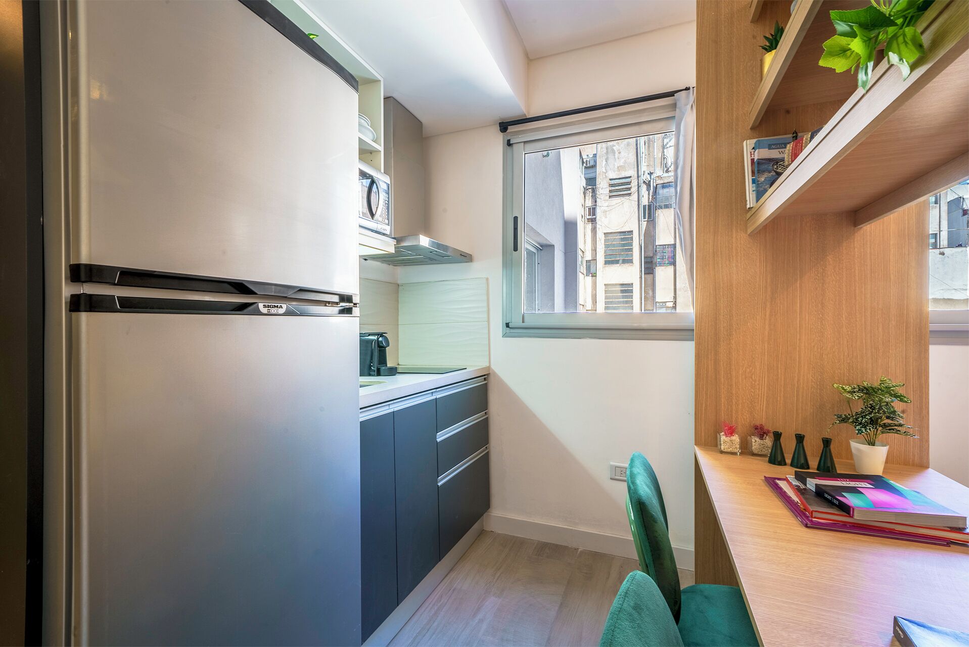 Apartamento Deluxe, Vista para a cidade | Cozinha privada | Minifrigorífico, um micro-ondas, um forno, utensílios de cozinha 