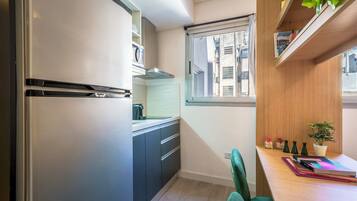 Apartamento Deluxe, Vista para a cidade | Cozinha privada | Minifrigorífico, um micro-ondas, um forno, utensílios de cozinha