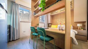 Secretária, secretária adequada para computadores portáteis