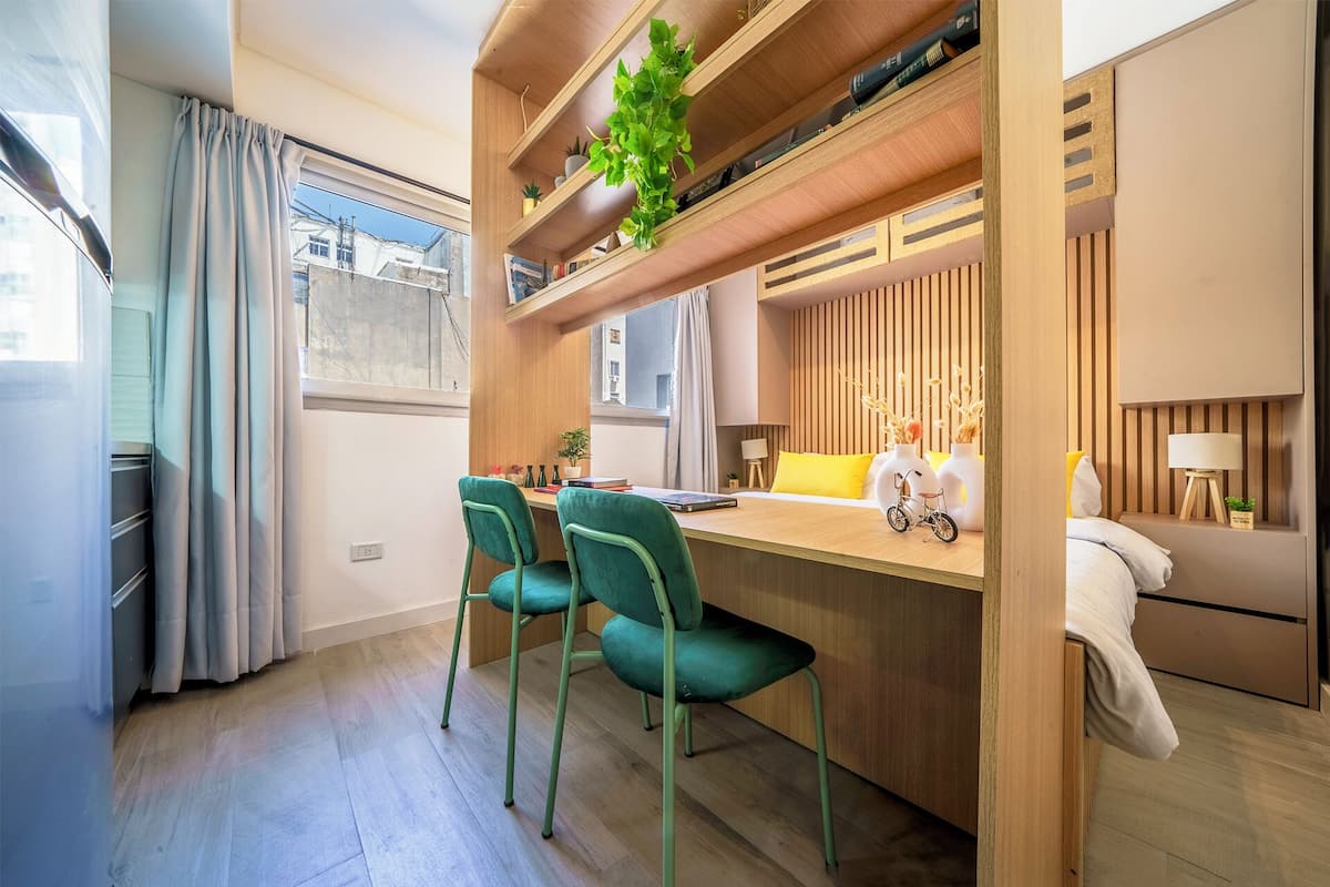 Apartamento luxo, vista para a cidade | Escrivaninha, espaço de trabalho para notebook