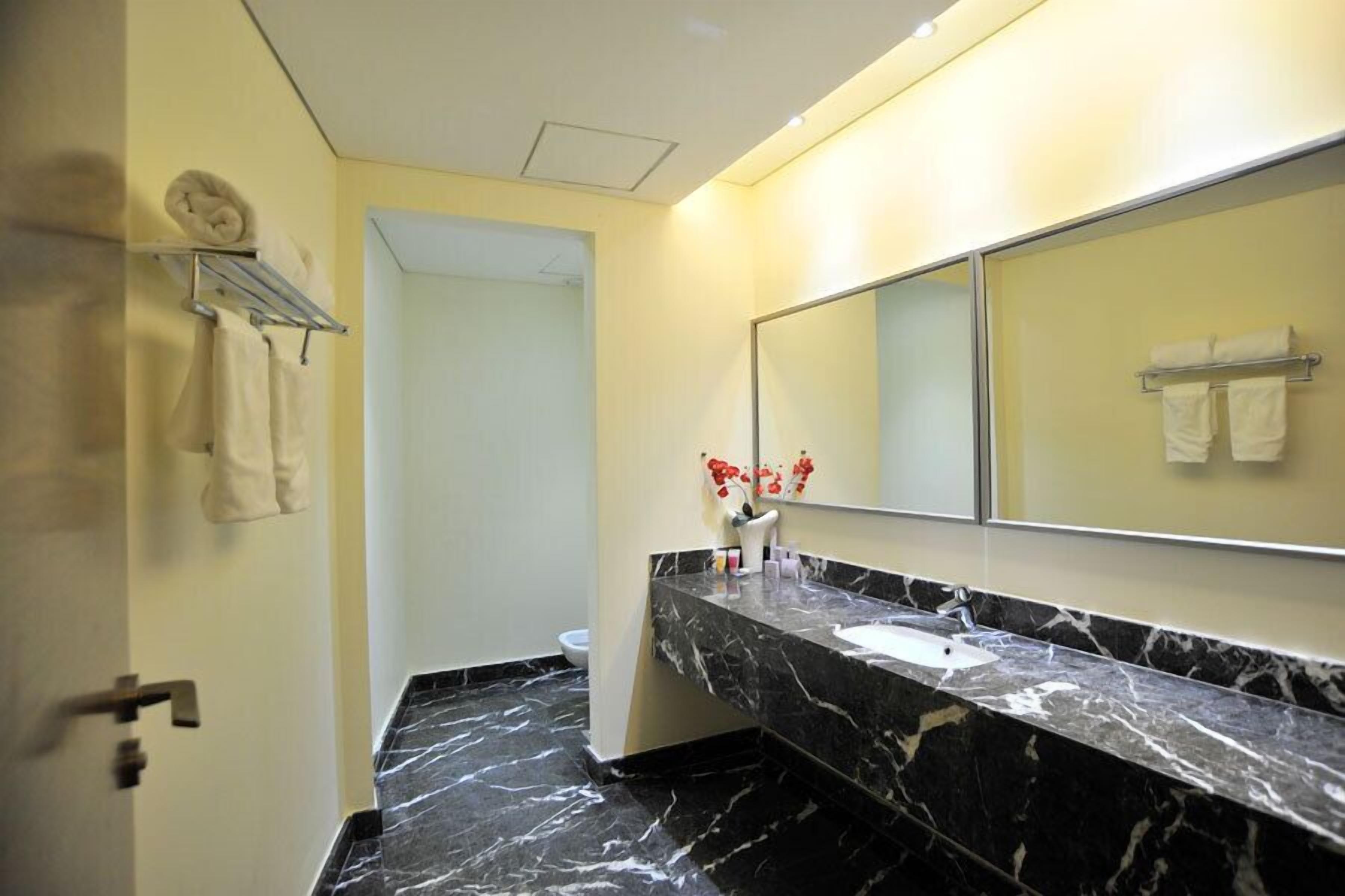 Quarto com design assinado | Cofres nos quartos, cortinas blackout, quartos à prova de som