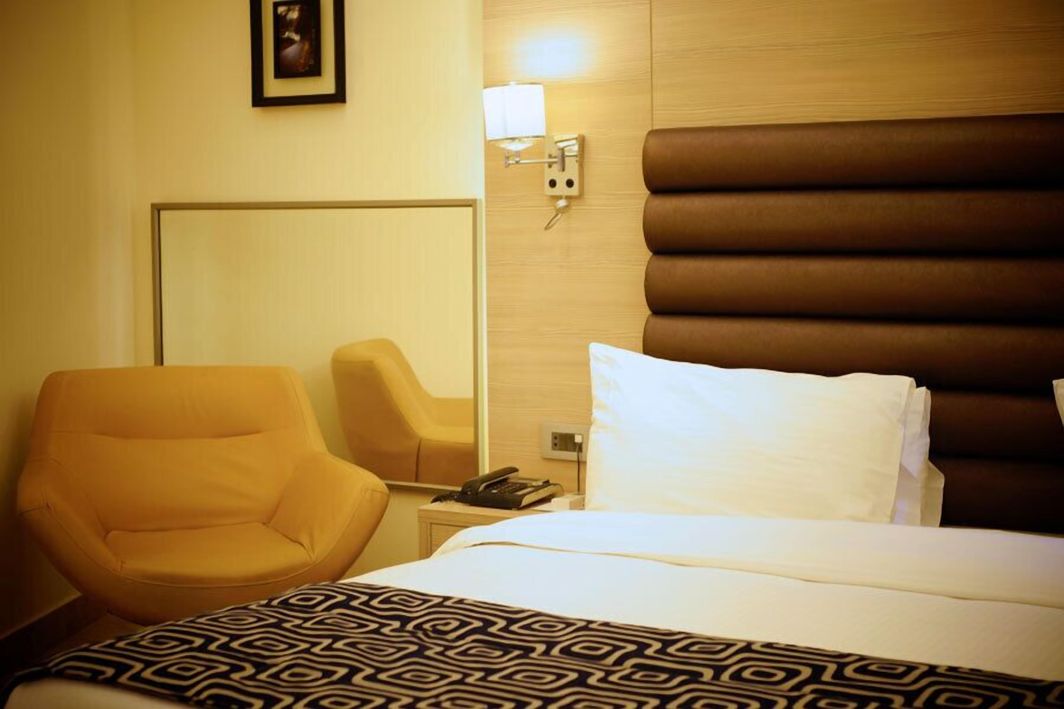 Quarto sênior | Cofres nos quartos, cortinas blackout, quartos à prova de som