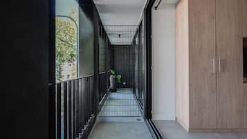 Secretária, secretária adequada para computadores portáteis