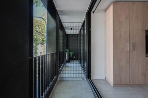 Secretária, secretária adequada para computadores portáteis 