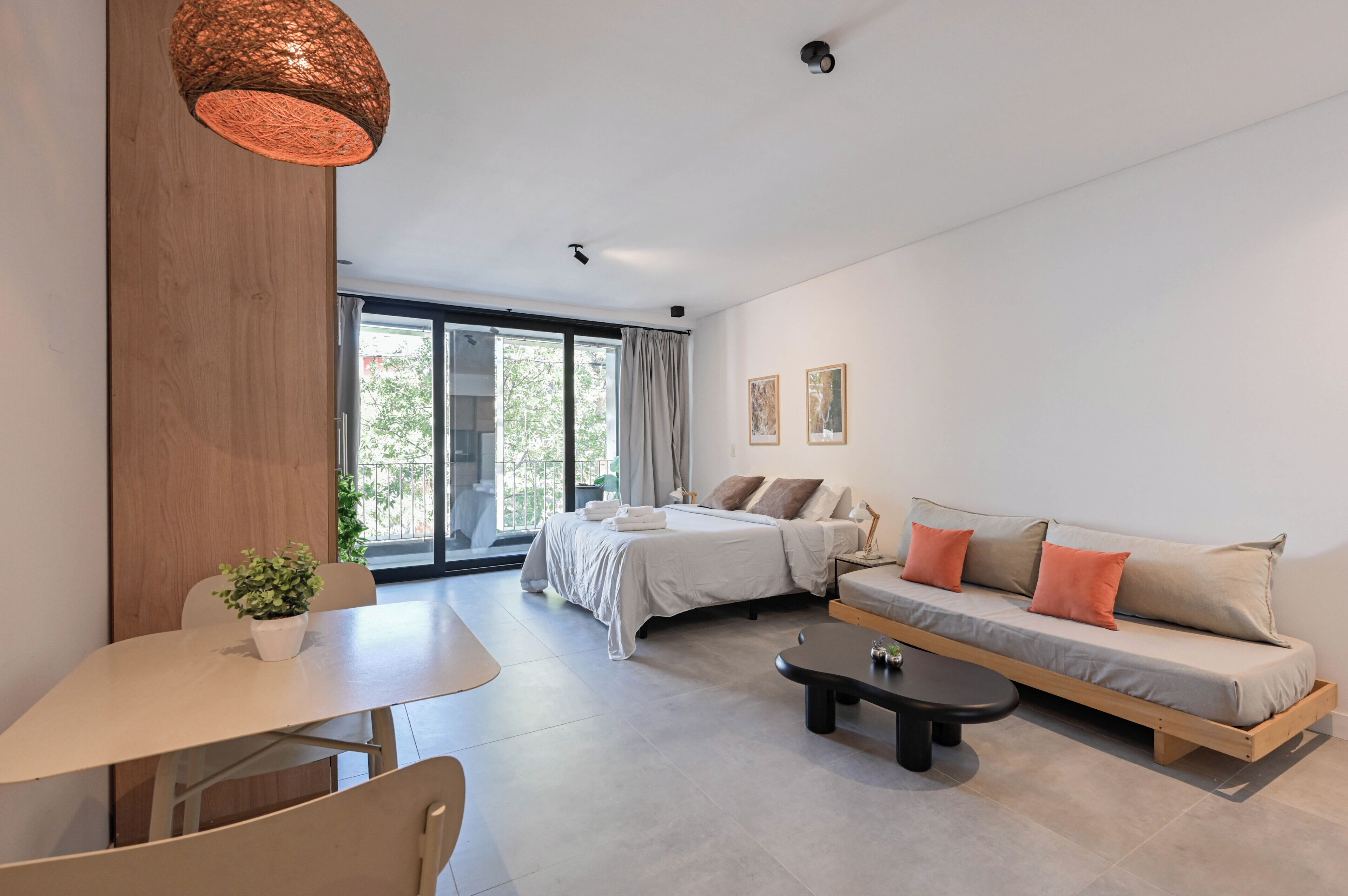 Apartamento luxo, vista para a cidade | Escrivaninha, espaço de trabalho para notebook