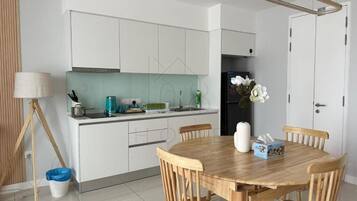Apartamento, vista para a cidade | Cozinha privada | Geladeira, micro-ondas, lava-louças, chaleira elétrica
